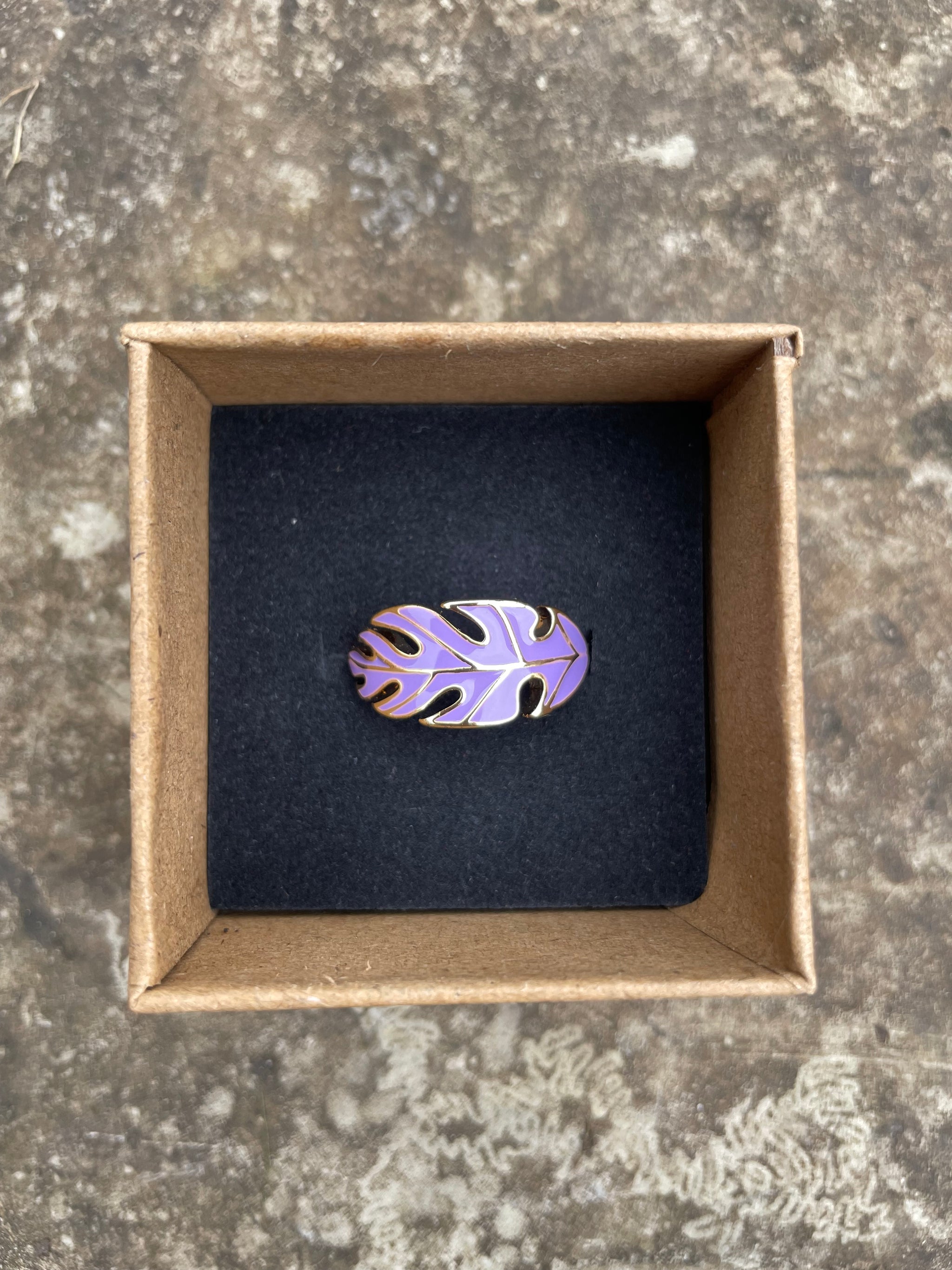Monstera Leaf Ring – Circus Signs